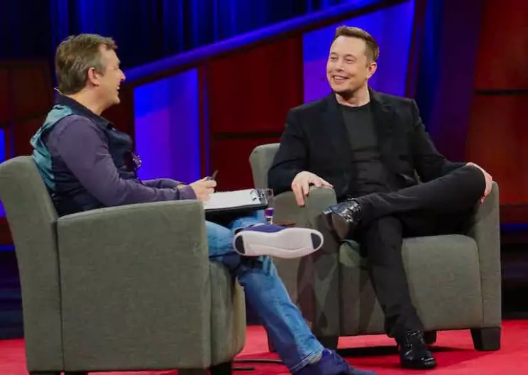 Elon Musk Anaeleza Kwa Nini Anafikiri Magari Yanayoruka Ni Wazo Mbaya Kweli