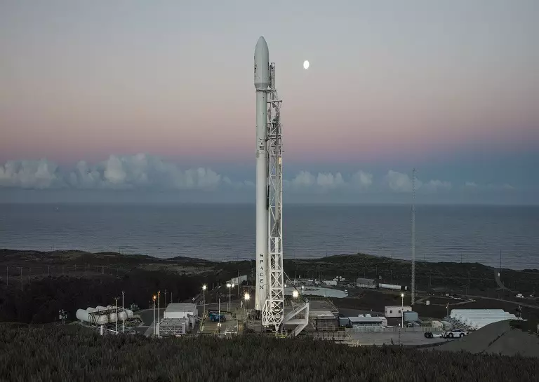 Roket Falcon 9 SpaceX untuk misi Iridium-1 NEXT