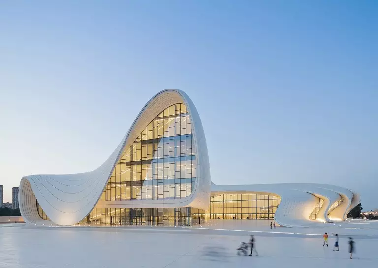 Spomin na 'kraljico krivulje' Zaha Hadid