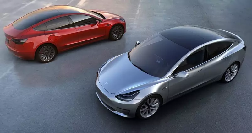 Tesla Model 3 rəngdədir