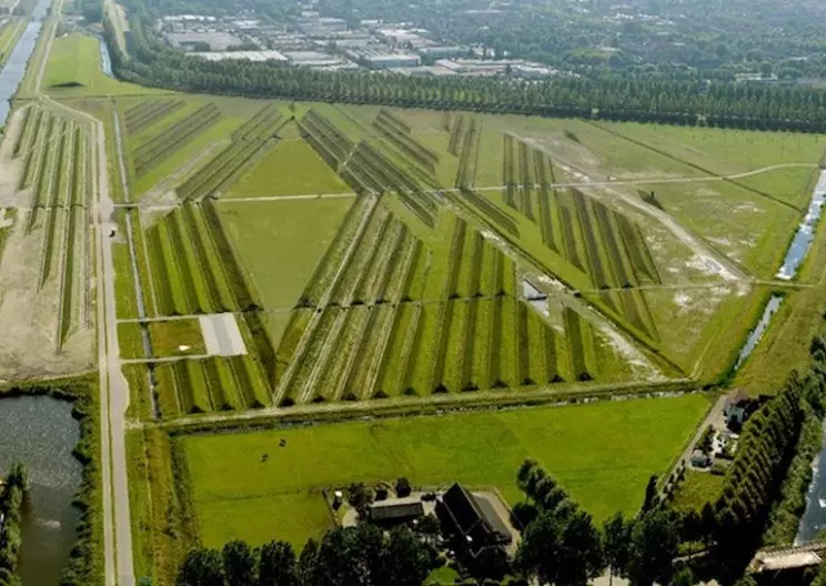 この巧妙に設計された公園は、アムステルダムの忙しい空港周辺の騒音公害を減らします