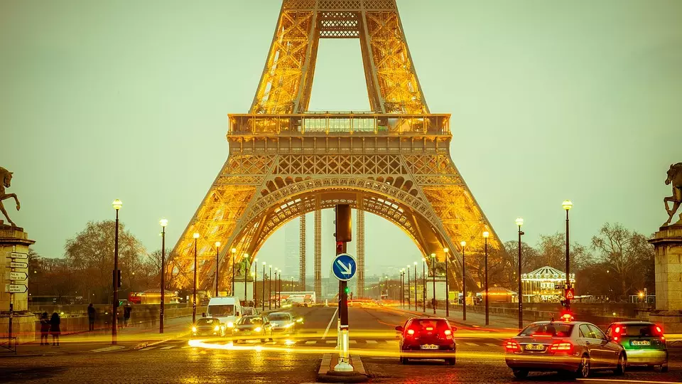 Франција објави план за забрана на сите бензински и дизел возила до 2040 година