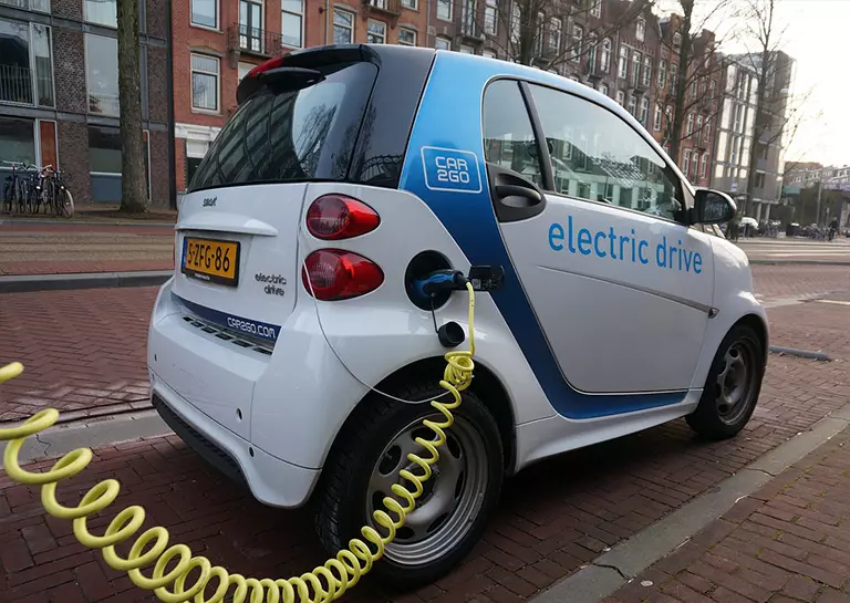 Nij rapport seit dat Europeanen allinich elektryske auto's sille keapje yn 2035