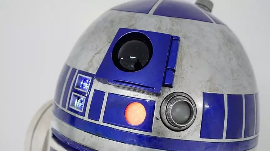 Star Wars Fan-ayanfẹ R2-D2 Ta fun $2.76 Milionu ni Auction