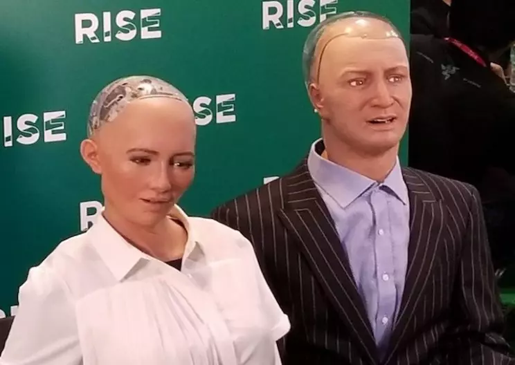 Hai robot hình người thảo luận về số phận của loài người