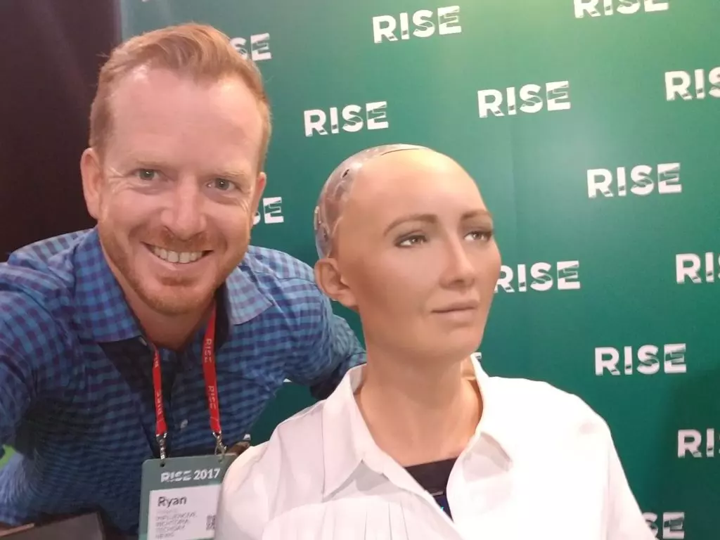 Två humanoida robotar diskuterar mänsklighetens öde