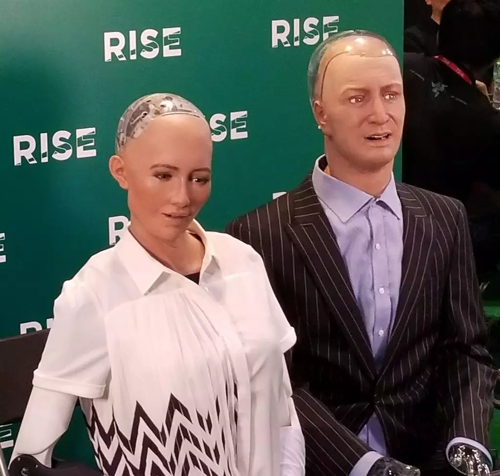 Dva humanoidní roboti diskutují o osudu lidstva