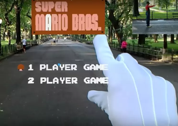 Kyk na hierdie ou speel die AR-ontspanning van Super Mario Bros. in Central Park