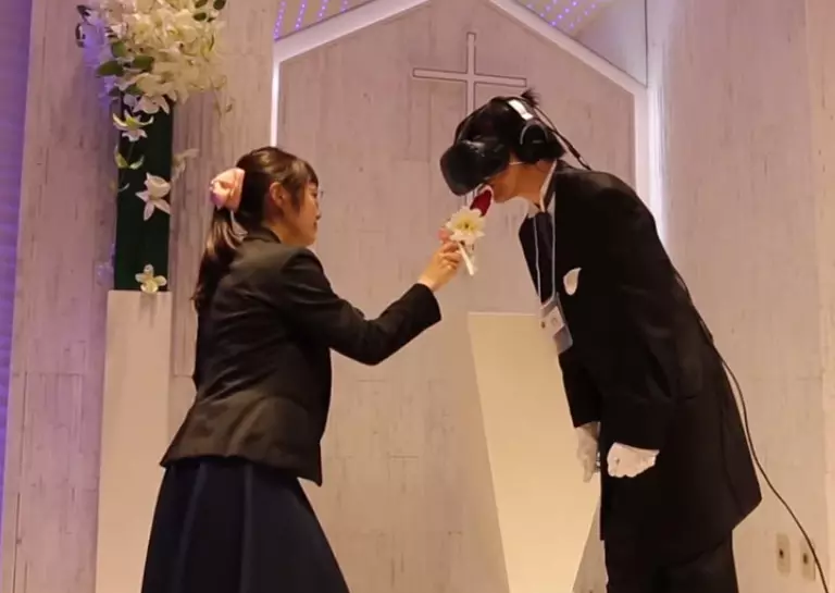 Japonas tikroje koplyčioje veda savo mėgstamą virtualios realybės anime