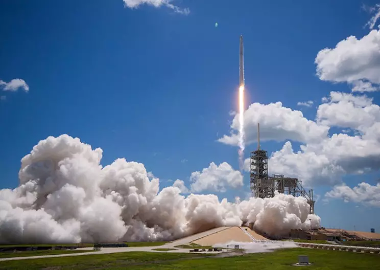 SpaceX యొక్క డ్రాగన్ స్పేస్క్రాఫ్ట్ ISSకి ఐస్ క్రీమ్ మరియు బర్త్డే కేక్ను అందజేస్తుంది