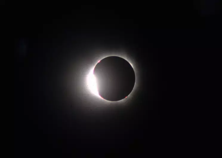 Panoorin ang Total Solar Eclipse na Mangyayari Ngayong Gabi!