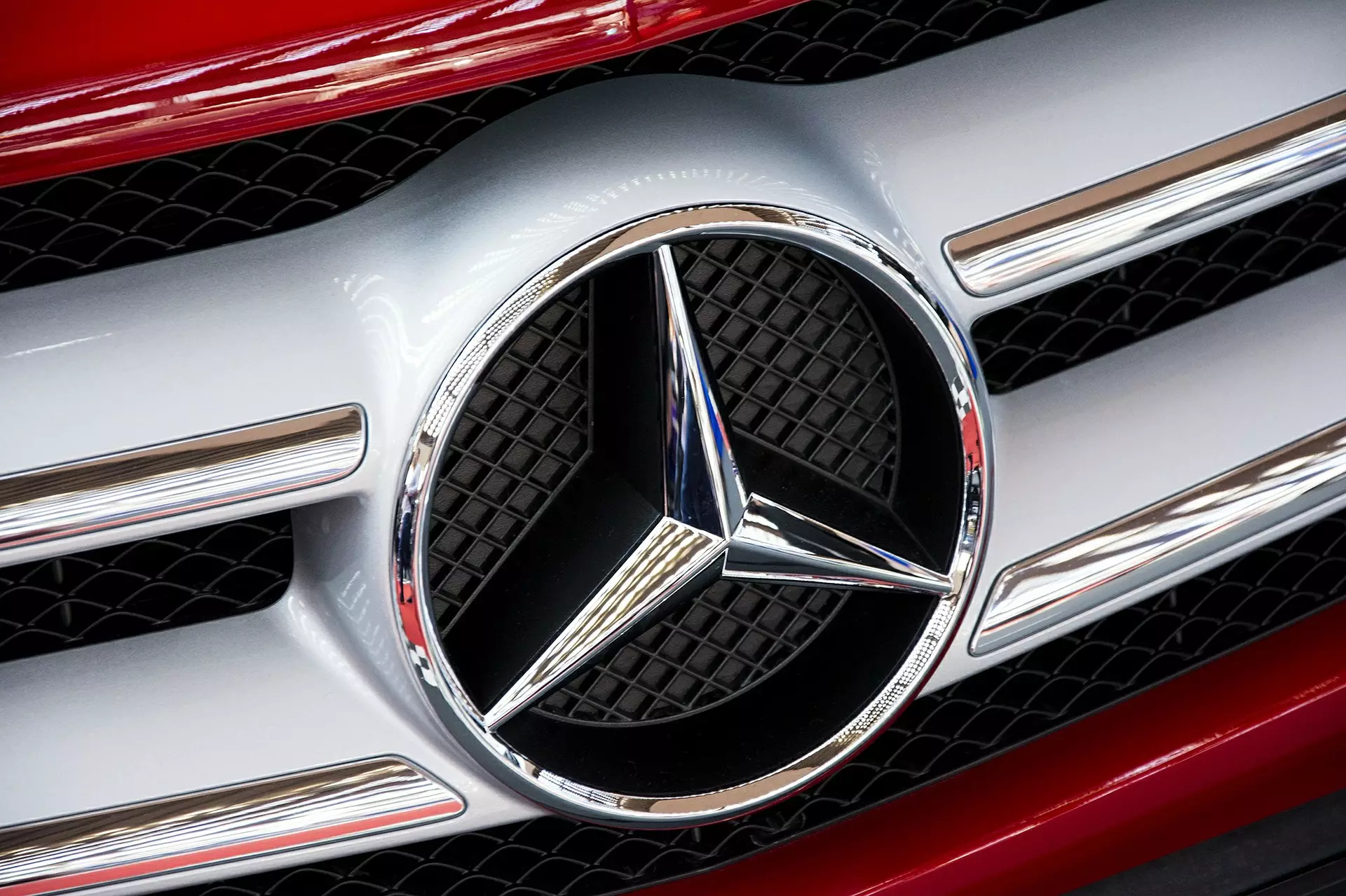 Mercedes-Benz zvoláva milión vozidiel po tom, čo 51 jednotiek začalo horieť