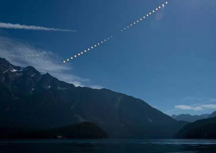 Деякі з найбільш захоплюючих кадрів вчорашнього повного сонячного затемнення