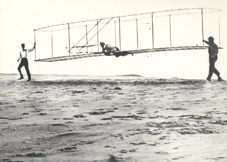 Los hermanos Wright y su primer vuelo controlado y motorizado