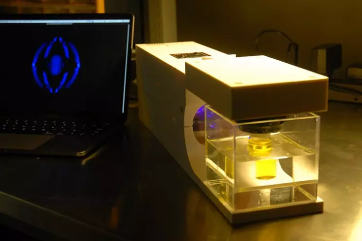 प्रकाशाच्या किरणांचा वापर करून आकर्षक नवीन 3D प्रिंटरमध्ये उत्पादन डिझाइन बदलण्याची क्षमता आहे