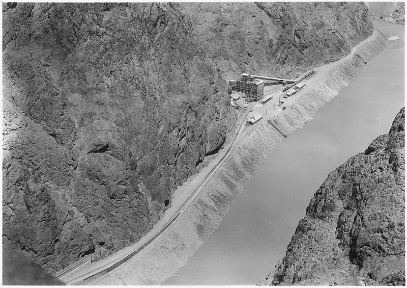 Low_level_concrete_mixing_plant_as_seen_from_point_on_Arizona_canyon_rim._Earth_embankment_carries_elevation_720..._-_NARA_-_293936