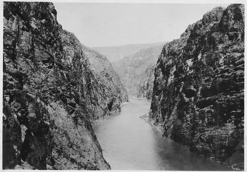 Kyk_stroomop_deur_Black_Canyon_na_Hoover_Damsite._View_showing_condition_of_canyon_voor_inwyding..._-_NARA_-_293792