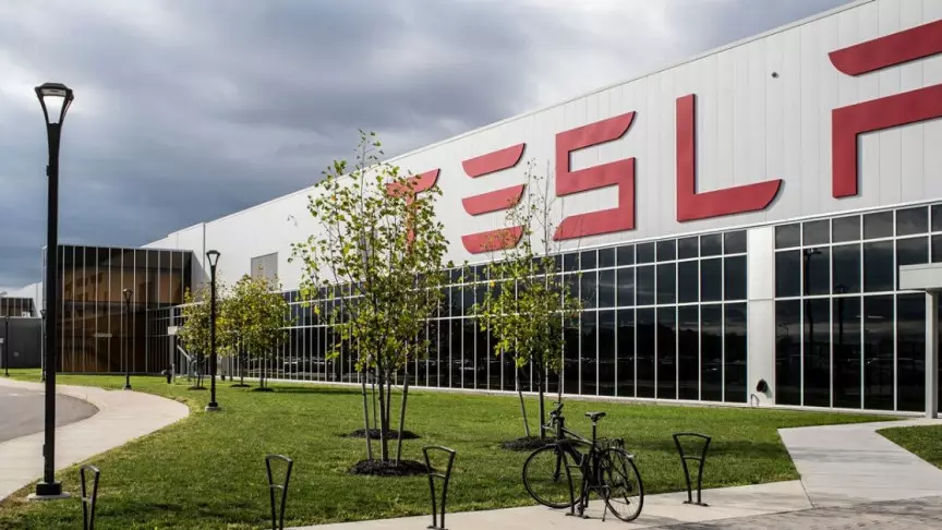 Īlons Masks atkārtoti atvērs Tesla Gigafactory 2 Ņujorkā ventilatoru ražošanai