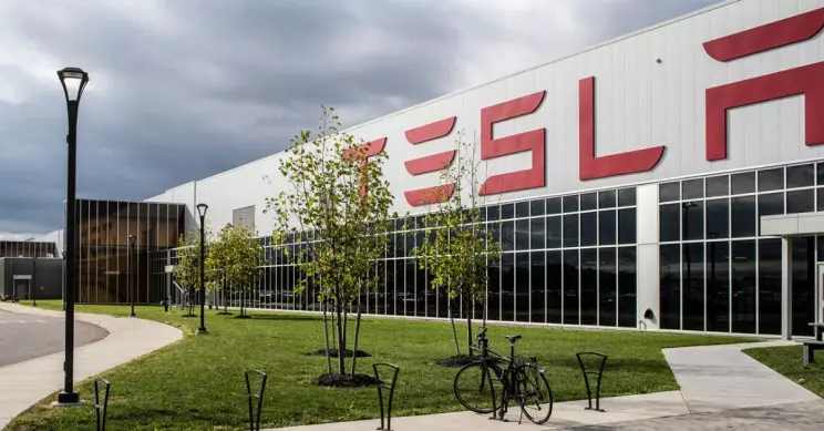 Илон Маск Tesla Gigafactory 2-ро дар Ню Йорк барои истеҳсоли вентилятор боз мекунад