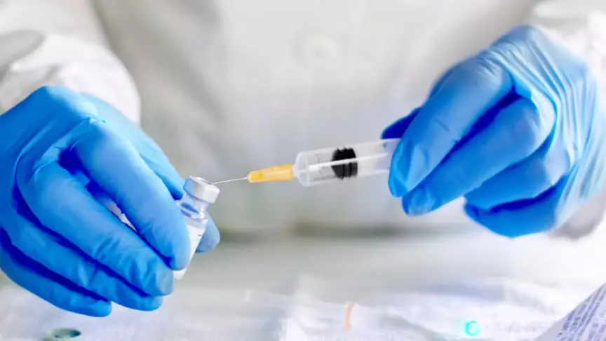 Por primera vez, una posible vacuna contra el coronavirus se inyecta en un paciente humano