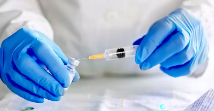 Ez az első alkalom, hogy potenciális koronavírus elleni vakcinát injekcióznak emberi betegbe