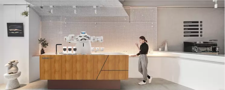 Kinijos įmonė pristato robotą „Humanoid Barista“.