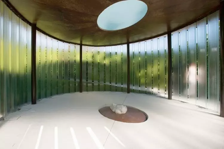 Beautiful-Meditation-Chapel-Features-Modern-Design-05