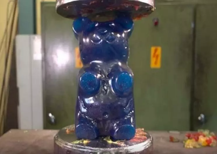 Gummy Bears écrasé par une presse hydraulique