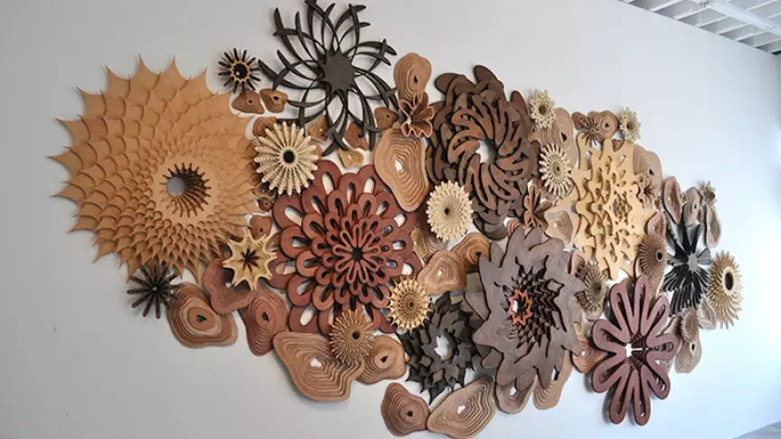 Художник создает точно вырезанные деревянные коралловые рифы