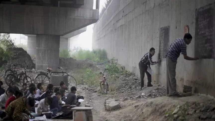 Heroji ponujajo brezplačno šolo pod mostom v New Delhiju