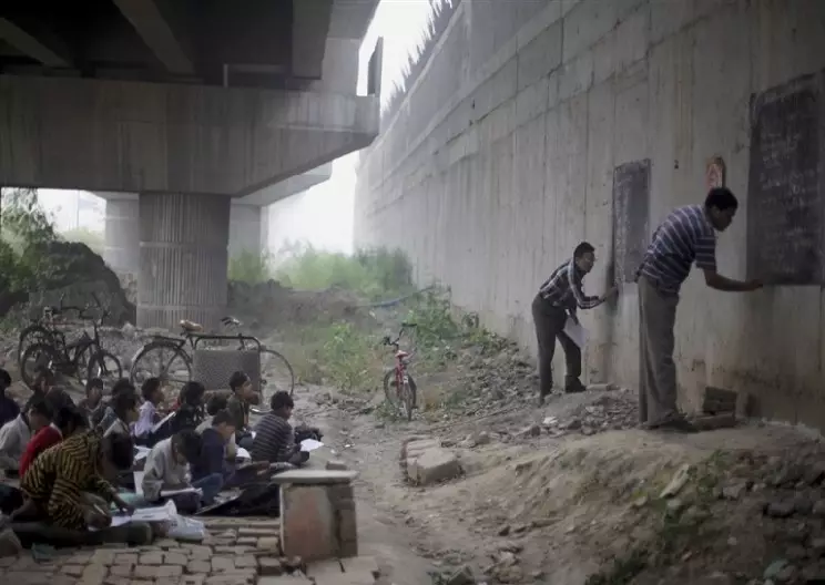 Kahramanlar Yeni Delhi'de Köprü Altında Ücretsiz Okul Sunuyor