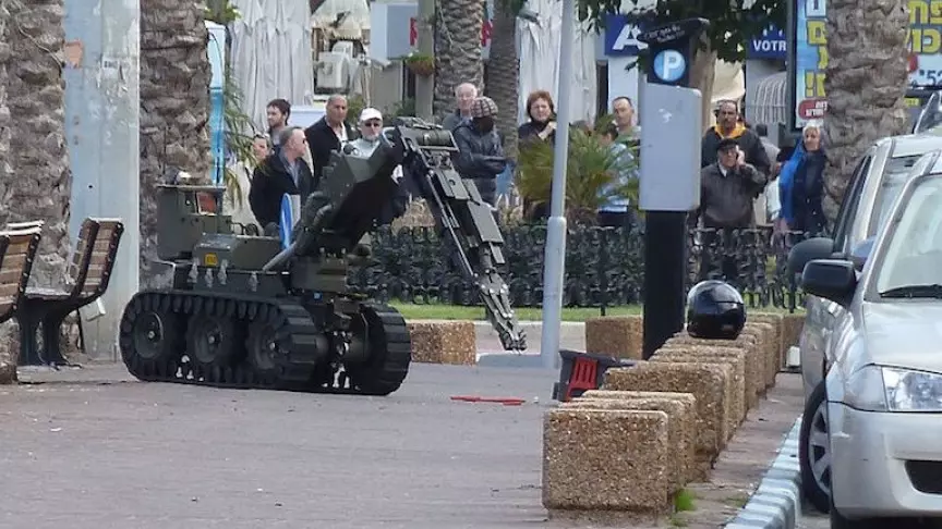 경찰은 폭탄 로봇을 사용하여 달라스 스나이퍼를 제압했습니다.