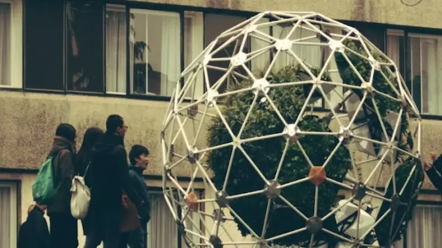 Ang Autonomous Sphere Garden ay Nagpapalaki ng mga Halaman sa pamamagitan ng Rolling