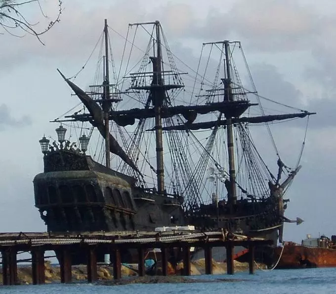 Brod Crni biser na lokaciji