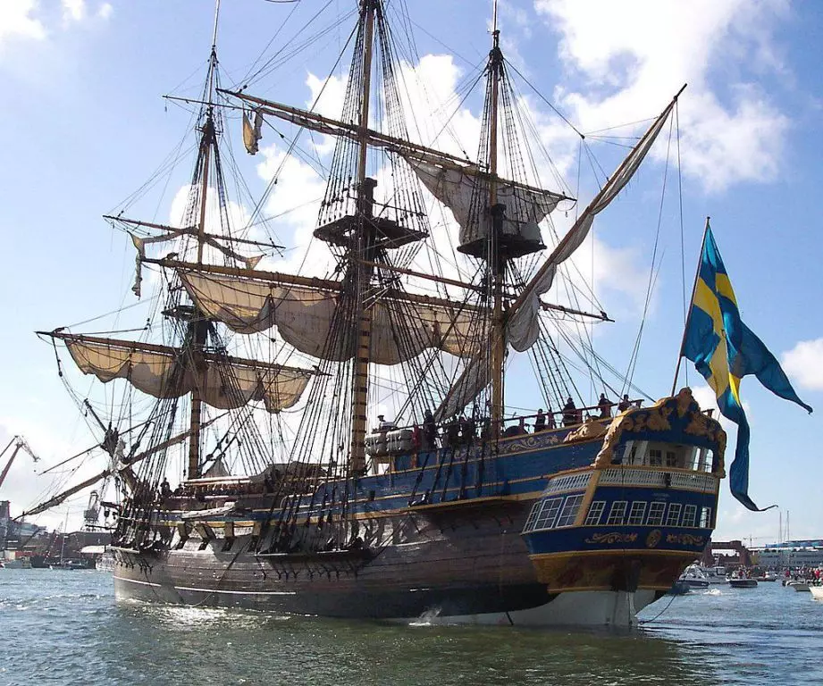 kapal bajak laut indiamen timur