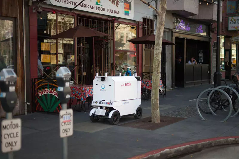 Автономдуу тамак-аш жеткирүүчү роботтор Сан-Франциско көчөлөрүн сүзүштү
