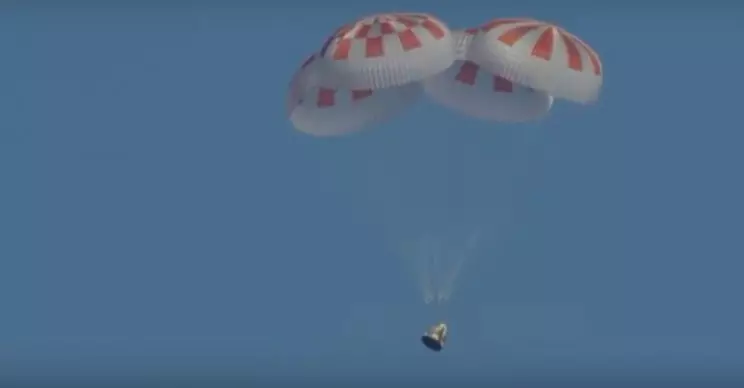 צוות הדרקון של SpaceX מתיז בהצלחה