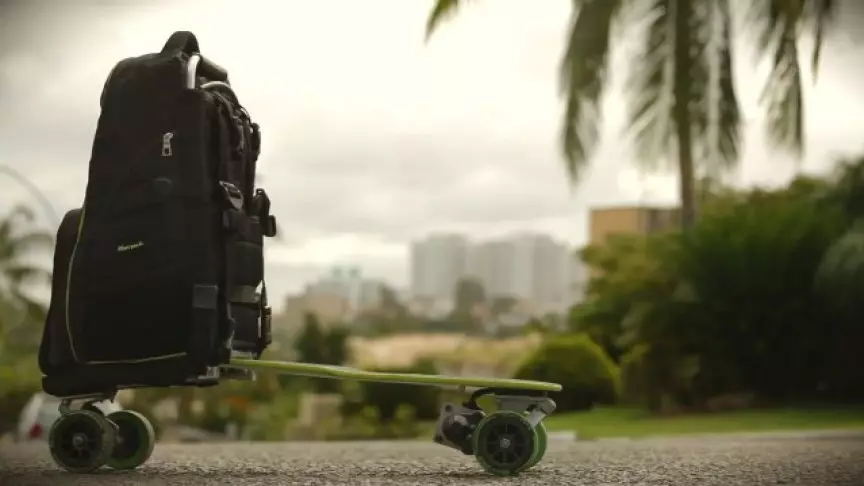 Movpak: De rugzak met een uitklapbaar elektrisch skateboard