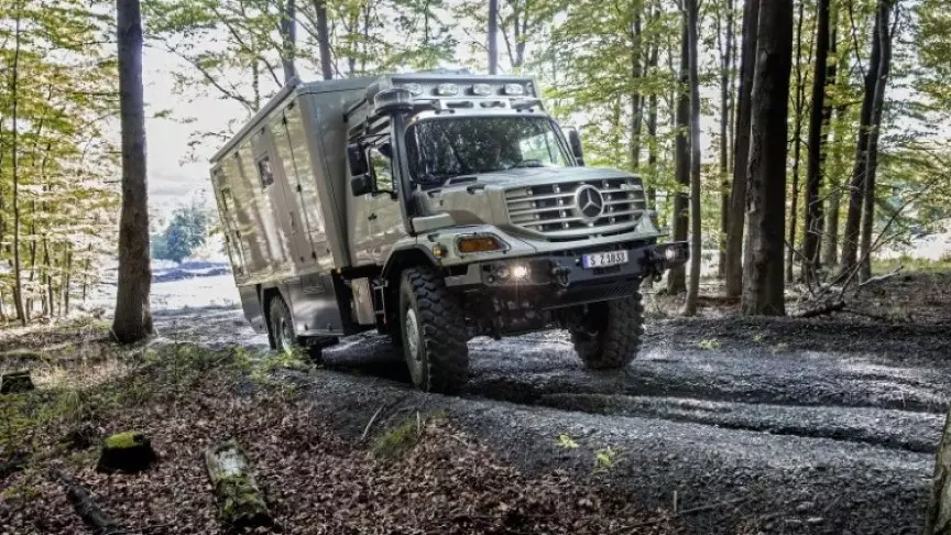 Mercedes-Benz Zetros waa guri raaxo leh oo taayirrada saaran